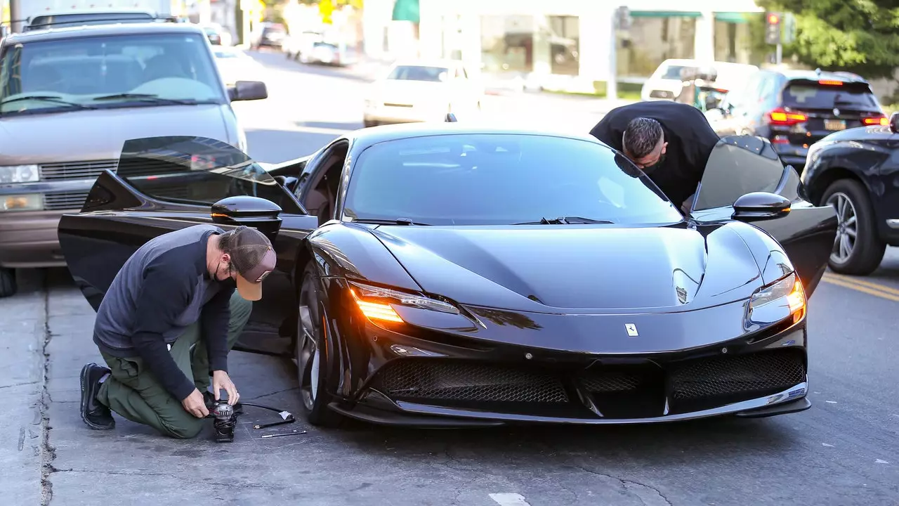 Kendall Jenner muaj qhov zoo nkauj Ferrari, tab sis nws ua rau nws muaj teeb meem me ntsis