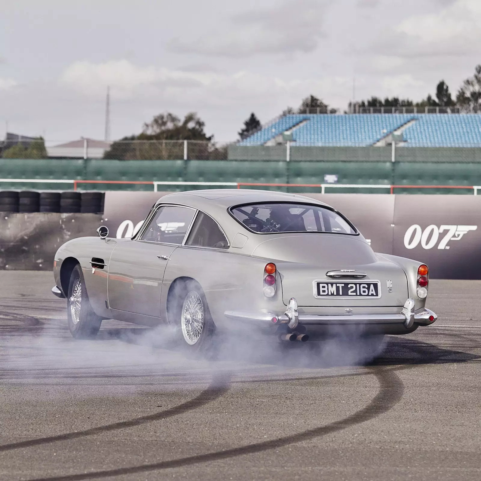 Sebastian Vettel sulla Aston Martin DB5