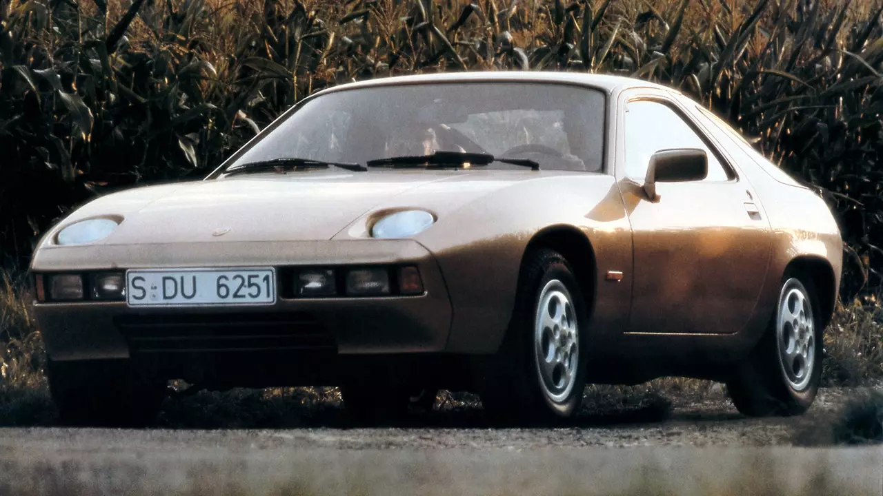 Tom Cruise, Porsche 928'i rekor bir fiyata açık artırmaya çıkardı.