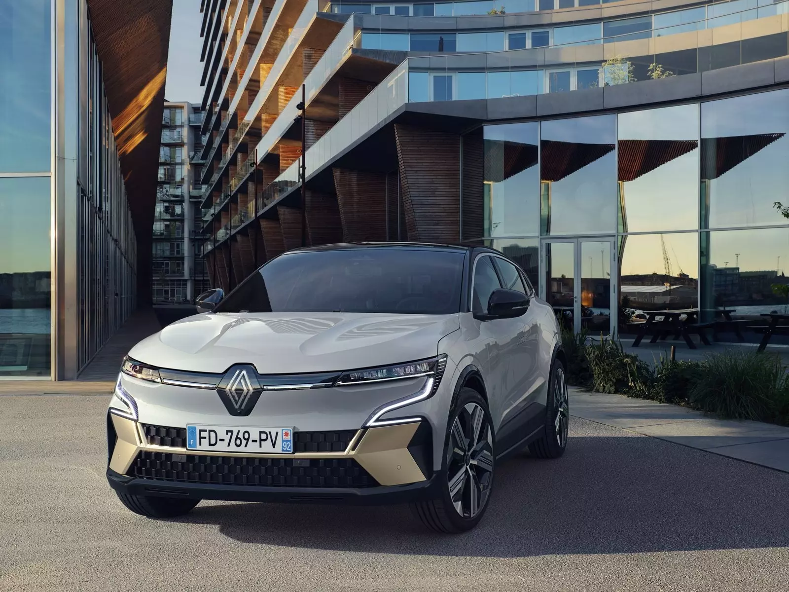 ក្រុមហ៊ុន RENAULT MEGANE ETECH ELECTRIC