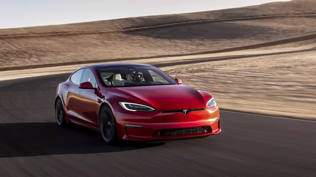 I-Tesla Model S Plaid yi-saloon yombane ehamba kakhulu njenge-Formula 1 yemoto