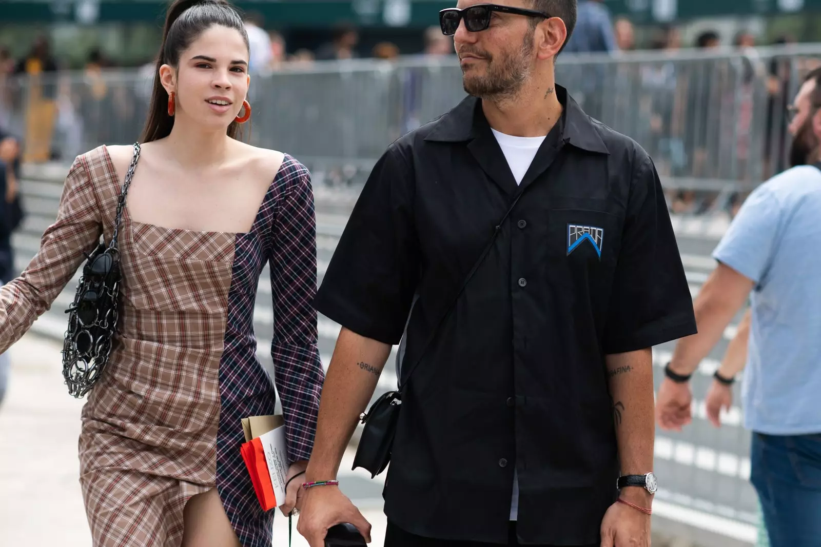 9 lertaĵoj por vestiĝi kiel la plej elegantaj viroj de la stratstilo de Paris Fashion Week