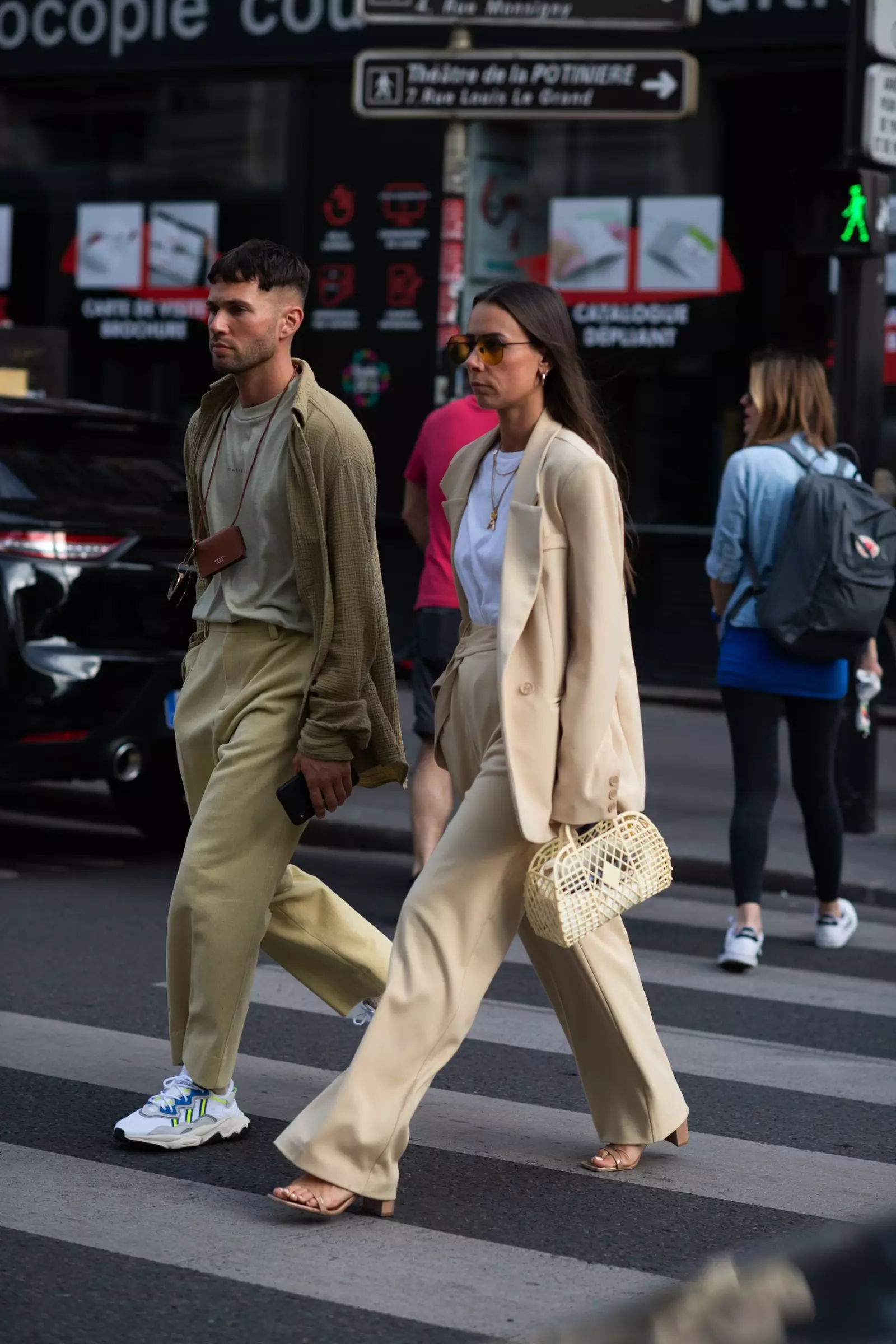 9 lertaĵoj por vestiĝi kiel la plej elegantaj viroj de la stratstilo de Paris Fashion Week