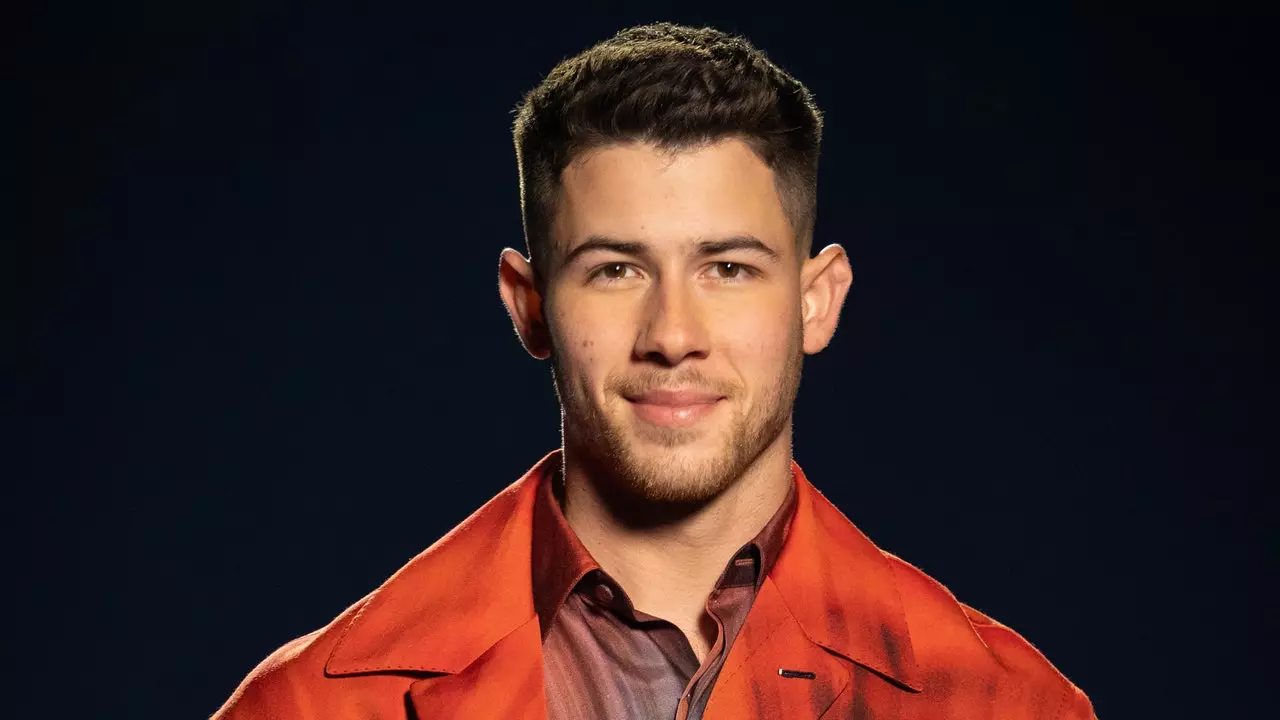 Nick Jonas surmetis la plej belajn luksajn sneakers de 2022 (kaj estas neeble ne voli havi ilin)