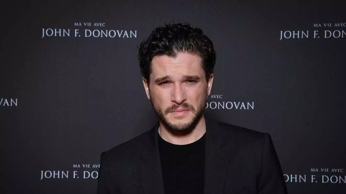 Kit Harington s-a căsătorit cu Leslie Rose și încă arată trist.