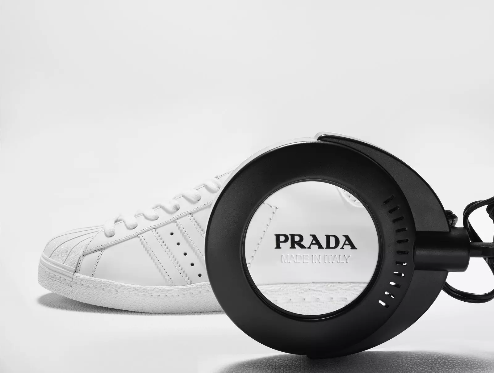 Prada සහ Adidas අතර සහයෝගීතාවයේ ප්රතිඵලය.