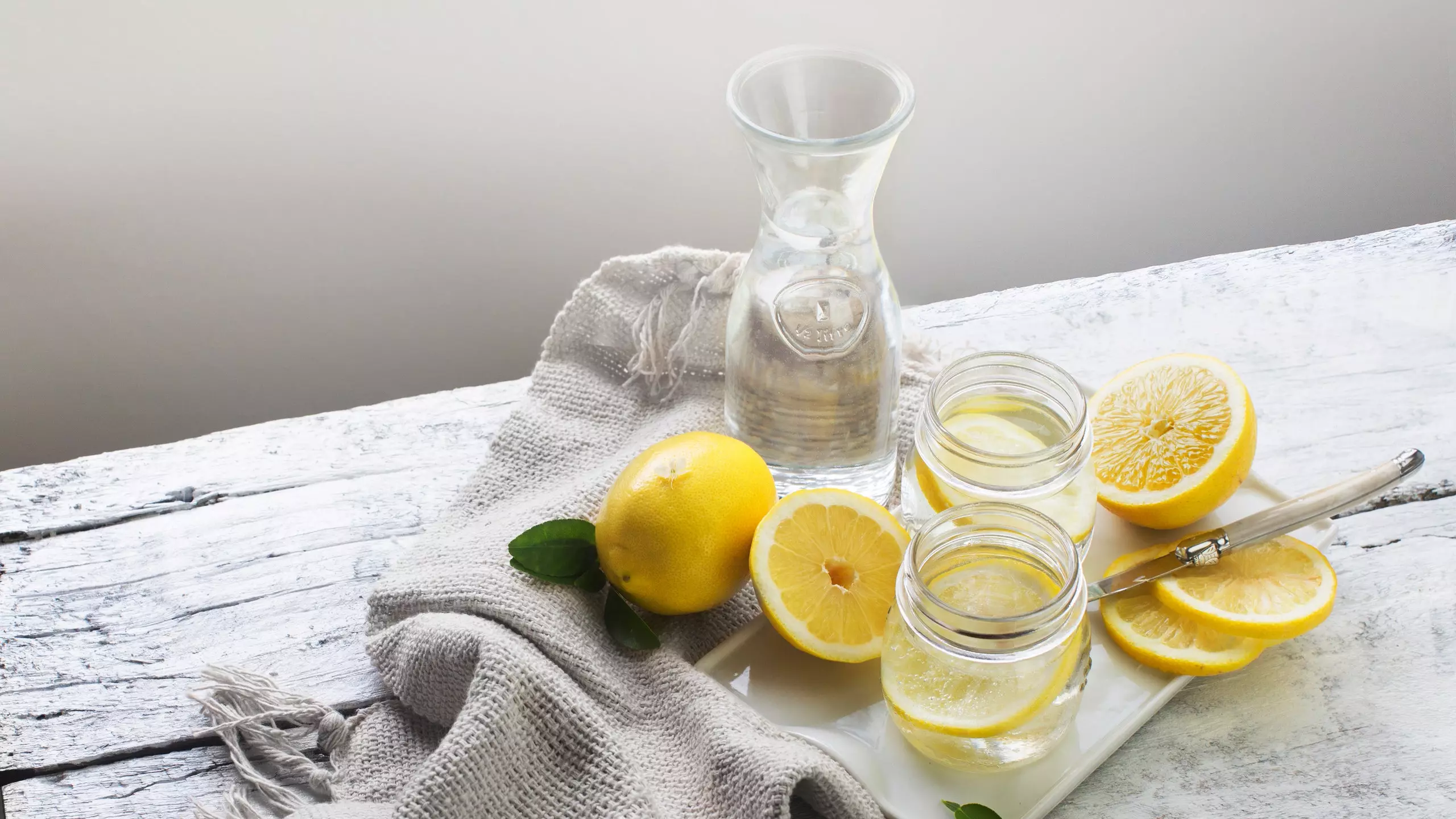 Glas water met citroen waarom dit het eerste is wat je drinkt zodra je wakker wordt