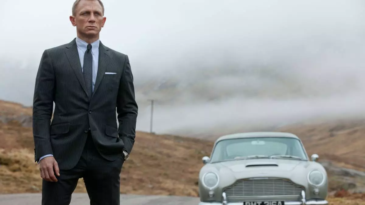 Adidas x James Bond yw'r unig esgidiau sydd â thrwydded i oeri yn barod