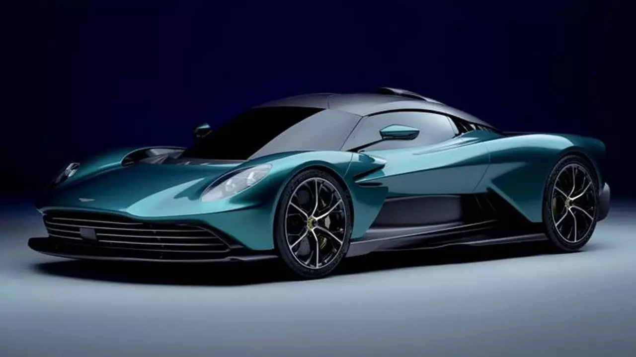 Aston Martin Valhalla espazio-ontzi baten itxura duen superkotxe hibridoa da eta zure ametsetako penthouse-a bezain balio duena.