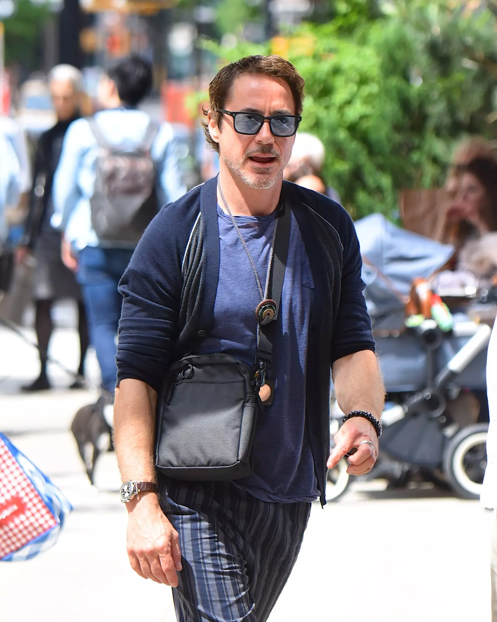 Robert Downey Jr. gyda'r bag croesgorff a grybwyllwyd uchod.