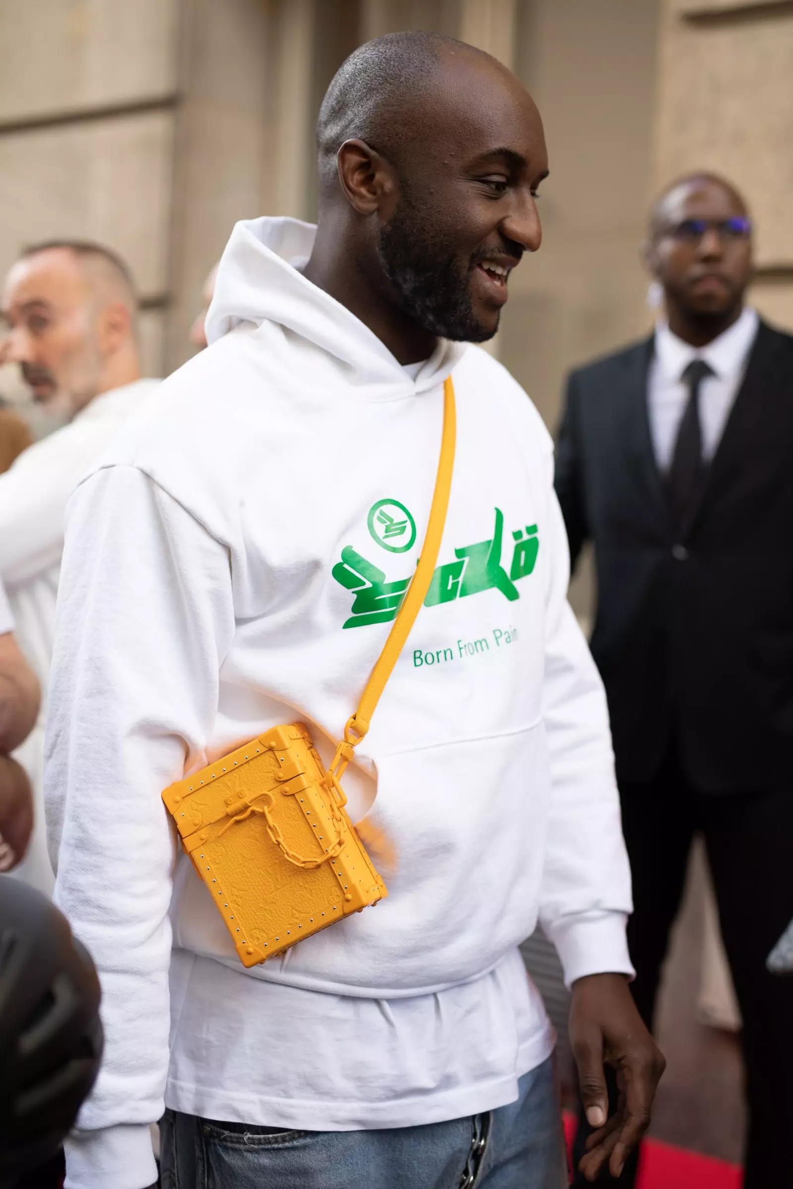 Virgil Abloh gyda'r model Trunk o'i gasgliad ar gyfer Louis Vuitton.