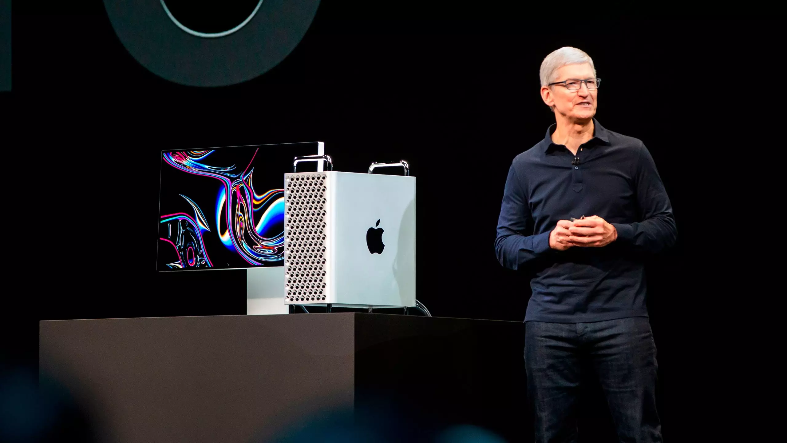 Apple-ийн гүйцэтгэх захирал Тим Күүк Apple-ийн шинэ Mac Pro компьютерийг Сан Хосе хотноо зохион байгуулагдаж буй дэлхийн хөгжүүлэгчдийн бага хурлын үеэр танилцууллаа...