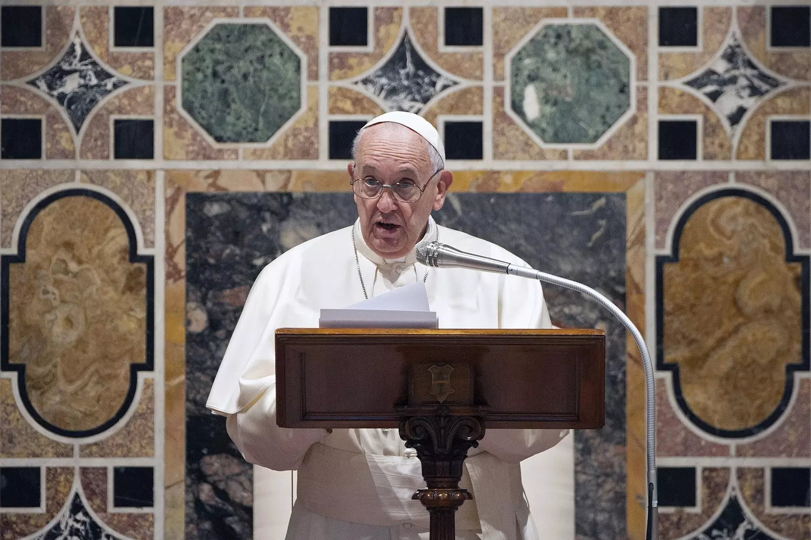 Paus Franciscus ien fan de pausen út 'The Two Popes'.