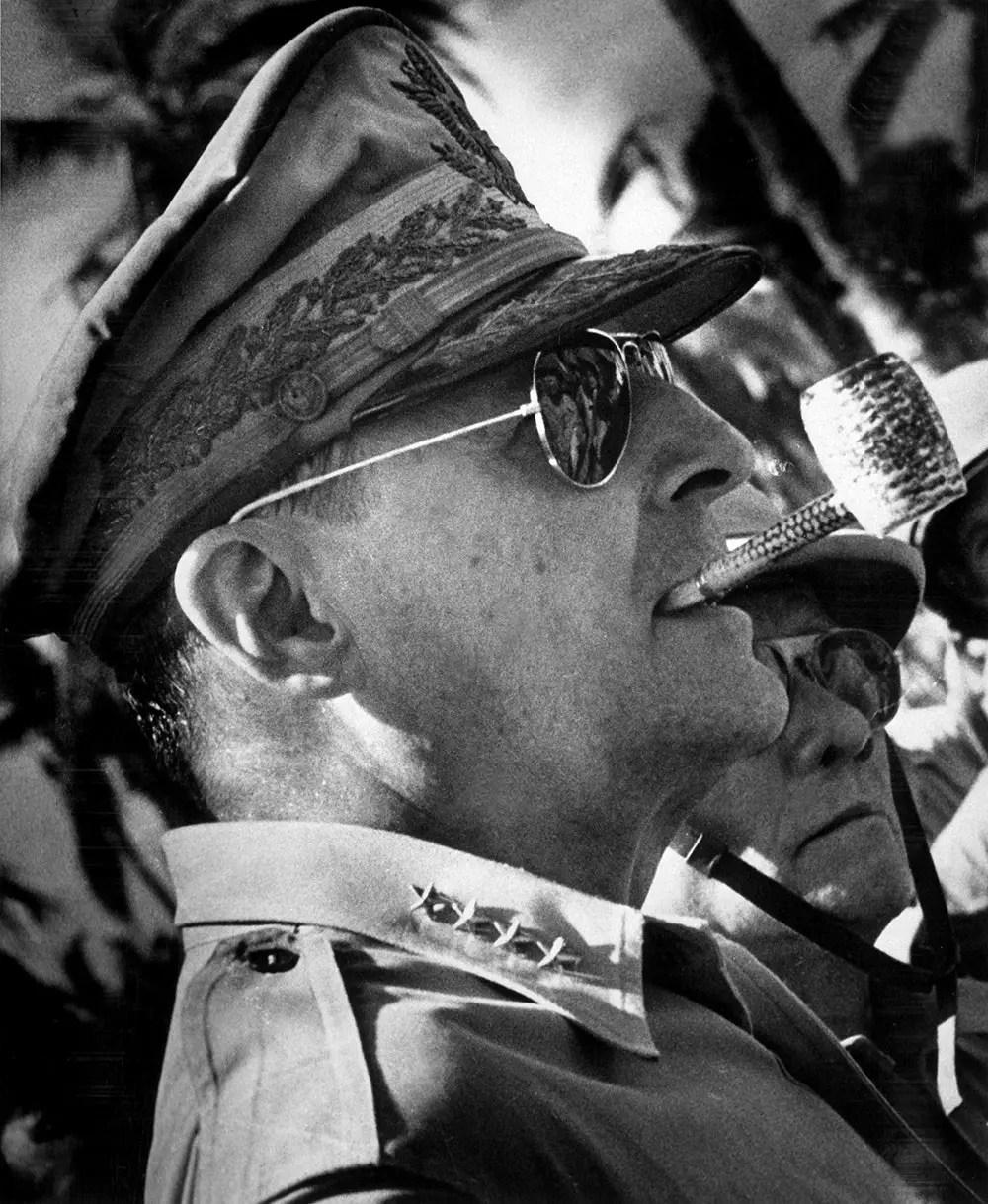 Douglas MacArthur uban sa iyang dili mabulag nga Campaign Aviator.