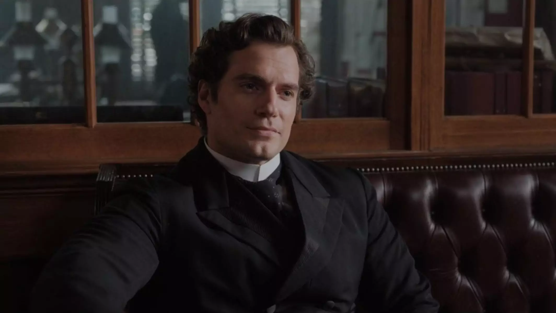 Labhraíonn Henry Cavill faoina leagan de Sherlock Holmes a bheith ina Superman arís agus na ráflaí síoraí faoi James Bond