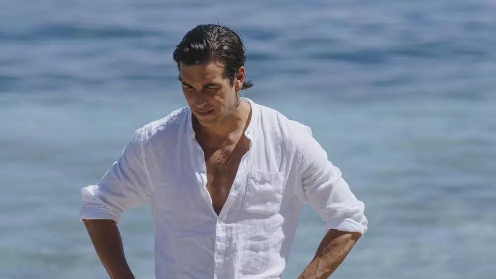 Mario Casas și costumul de baie să-și etaleze cvadricepsul vara aceasta pentru mai puțin de 30 de euro