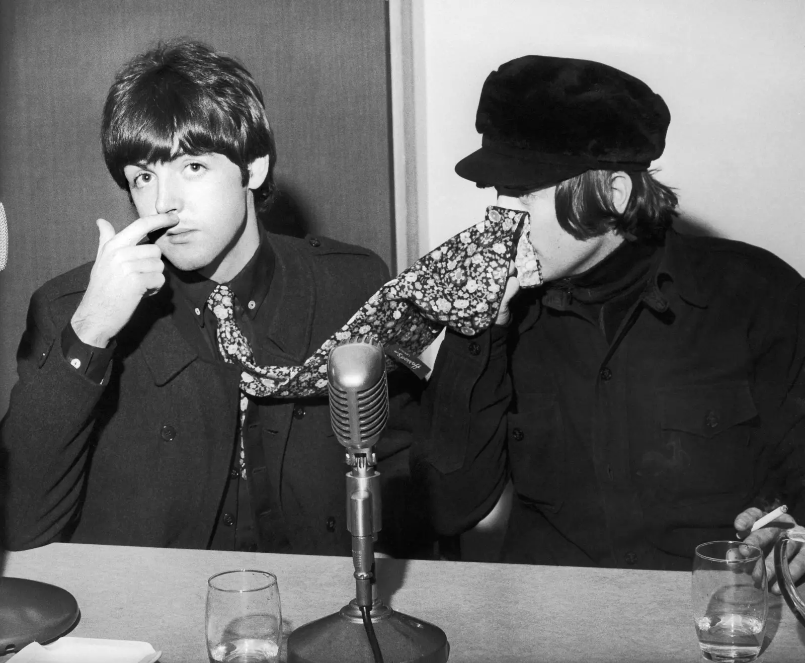 Lennon i McCartney żartują w jednym z nielicznych wywiadów udzielonych podczas promocji Rubber Soul.