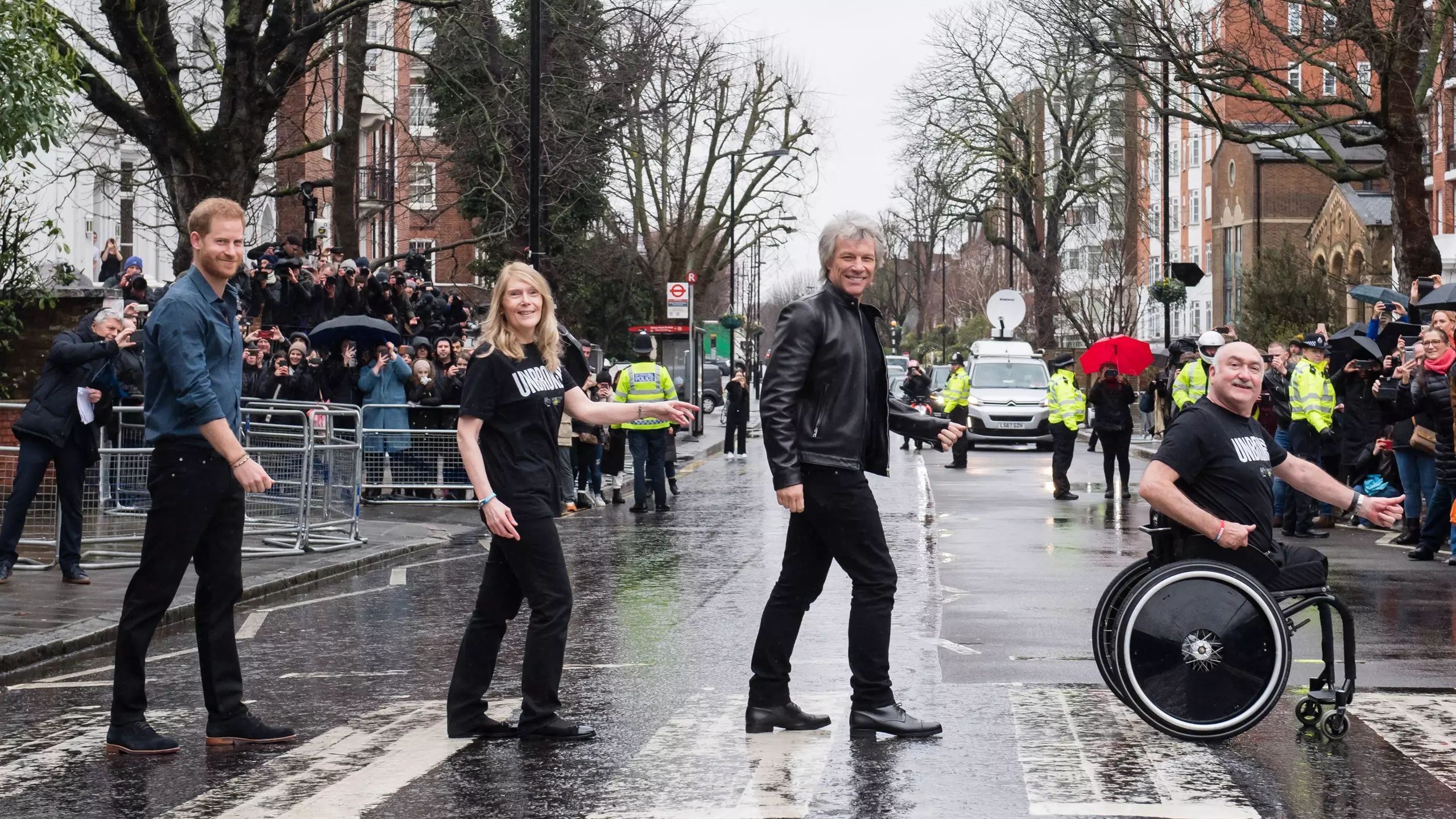 الأمير هاري وجون بون جوفي يحاكيان غلاف فيلم 'Abbey Road' لفرقة البيتلز.