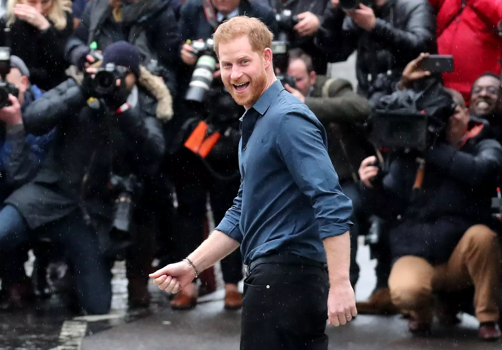 Harry ĉe la zebropasejo antaŭ Abbey Road Studios.