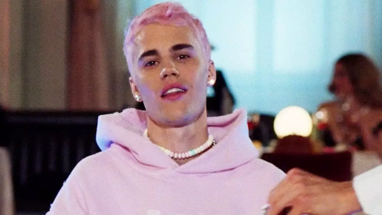 Justin Bieber ඔබ ගිම්හානයේ සෑම දිනකම (සහ 2021) අඳින සුදු වෑන් යුරෝ 90 කට වඩා අඩු මුදලකට ඇත.