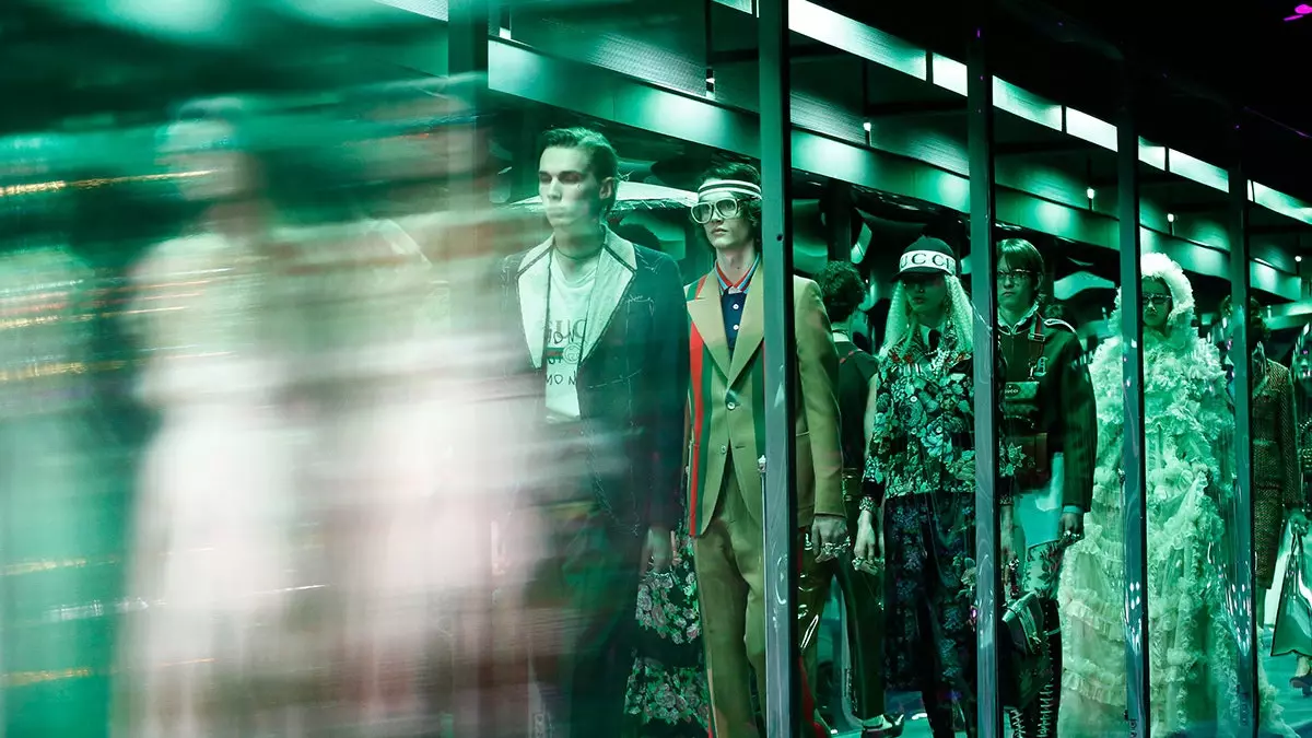 gucci sfilata misto uomo donna autunno inverno 2017