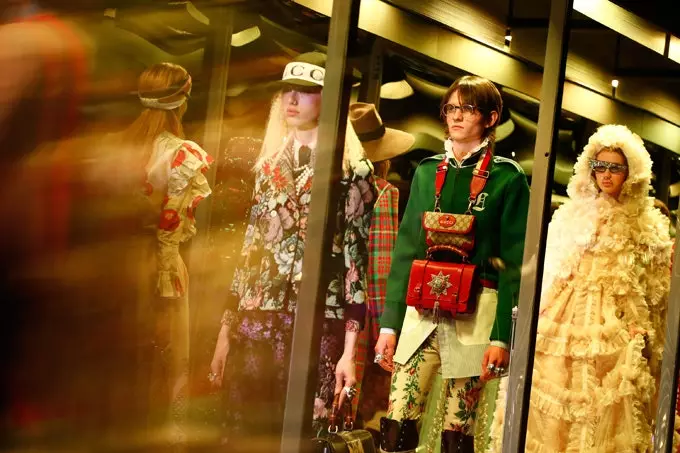 gucci sfilata misto uomo donna autunno inverno 2017