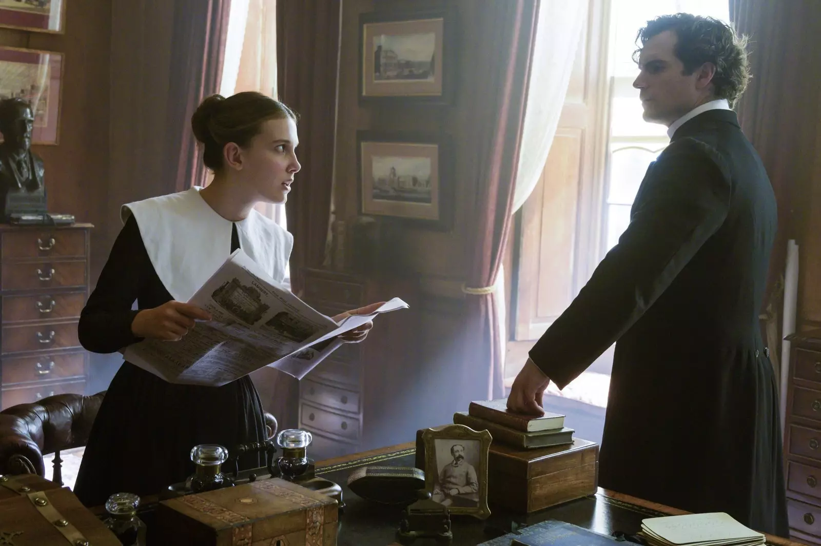 Sut mae Henry Cavill mor olygus yn Enola Holmes pam rydyn ni'n hoffi ei siwtiau a'i driciau Sherlock Holmes gymaint...