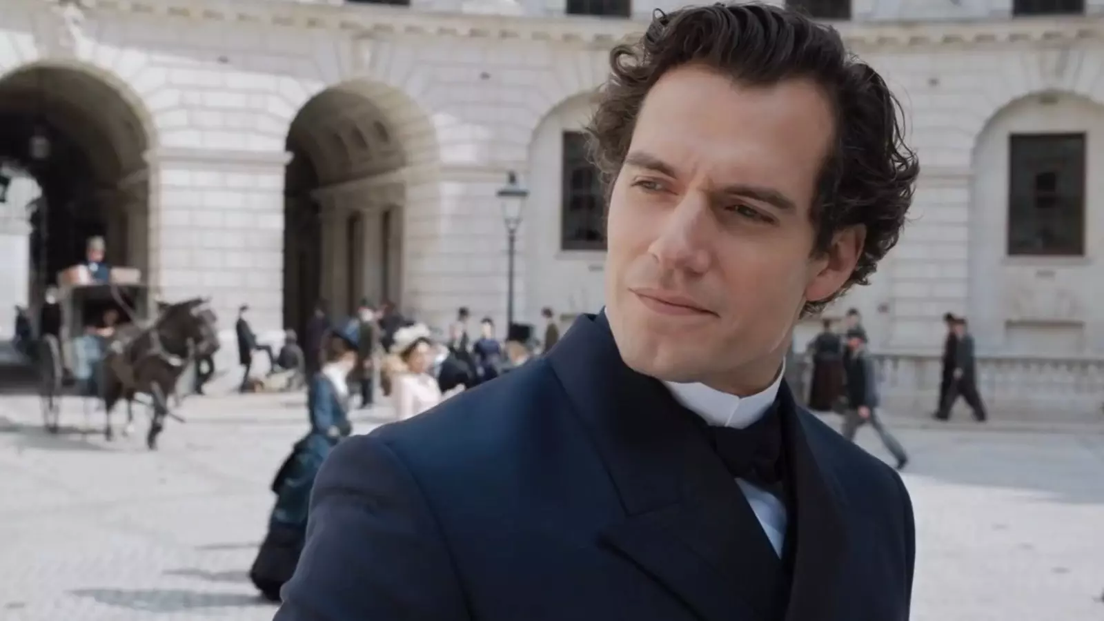 Sut mae Henry Cavill mor olygus yn Enola Holmes pam rydyn ni'n hoffi ei siwtiau a'i driciau Sherlock Holmes gymaint...