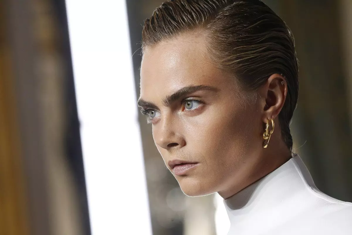 Cara Delevingne: koj puas xav tau ntau tus thwjtim?