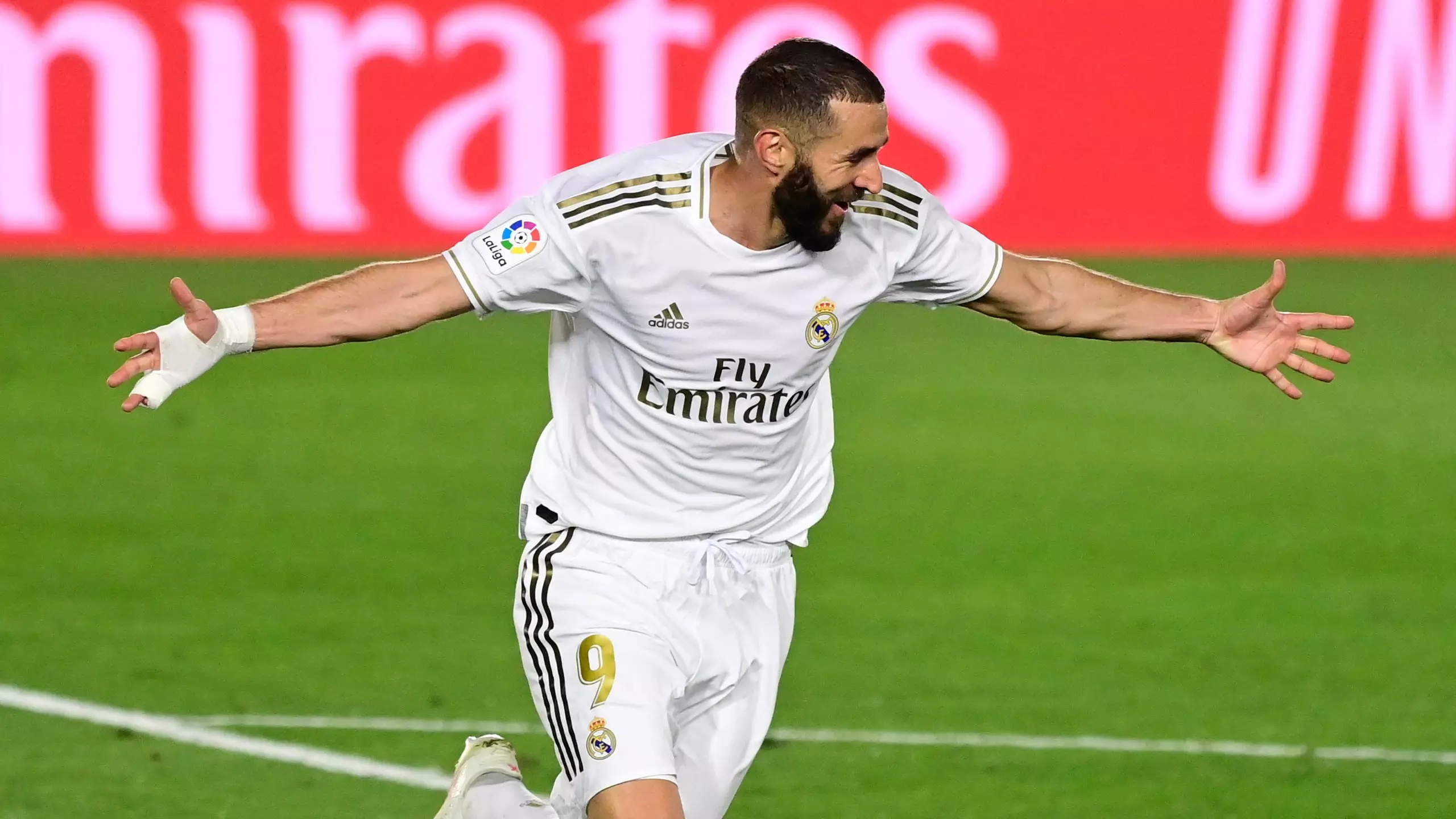 Benzema make pi bon gòl nan karyè li yè epi li rantre nan bijou foutbòl sa yo