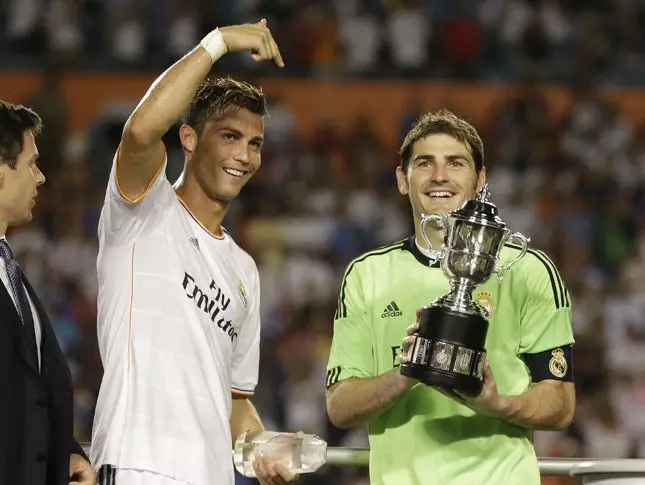 Cristiano Ronaldo dan Iker Casillas dengan trofi Guinness International Champions Cup.