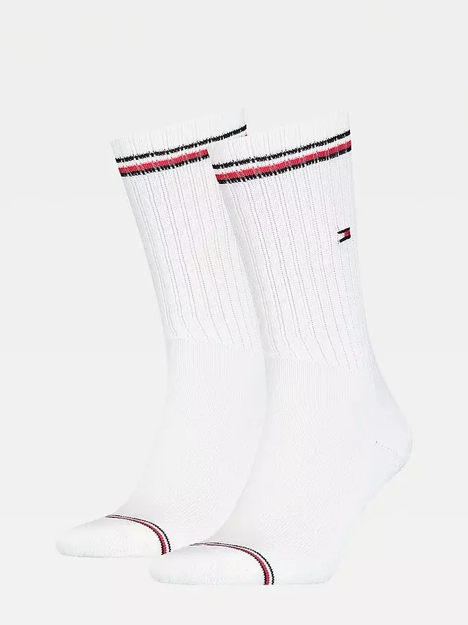 Ο Jacob Elordi στην εκπομπή του Jimmy Fallon ή πώς να πείσεις τον εαυτό σου να φορέσει μια για πάντα loafers με λευκές κάλτσες...