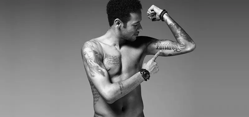 Neymar toant spieren en klokwurk.