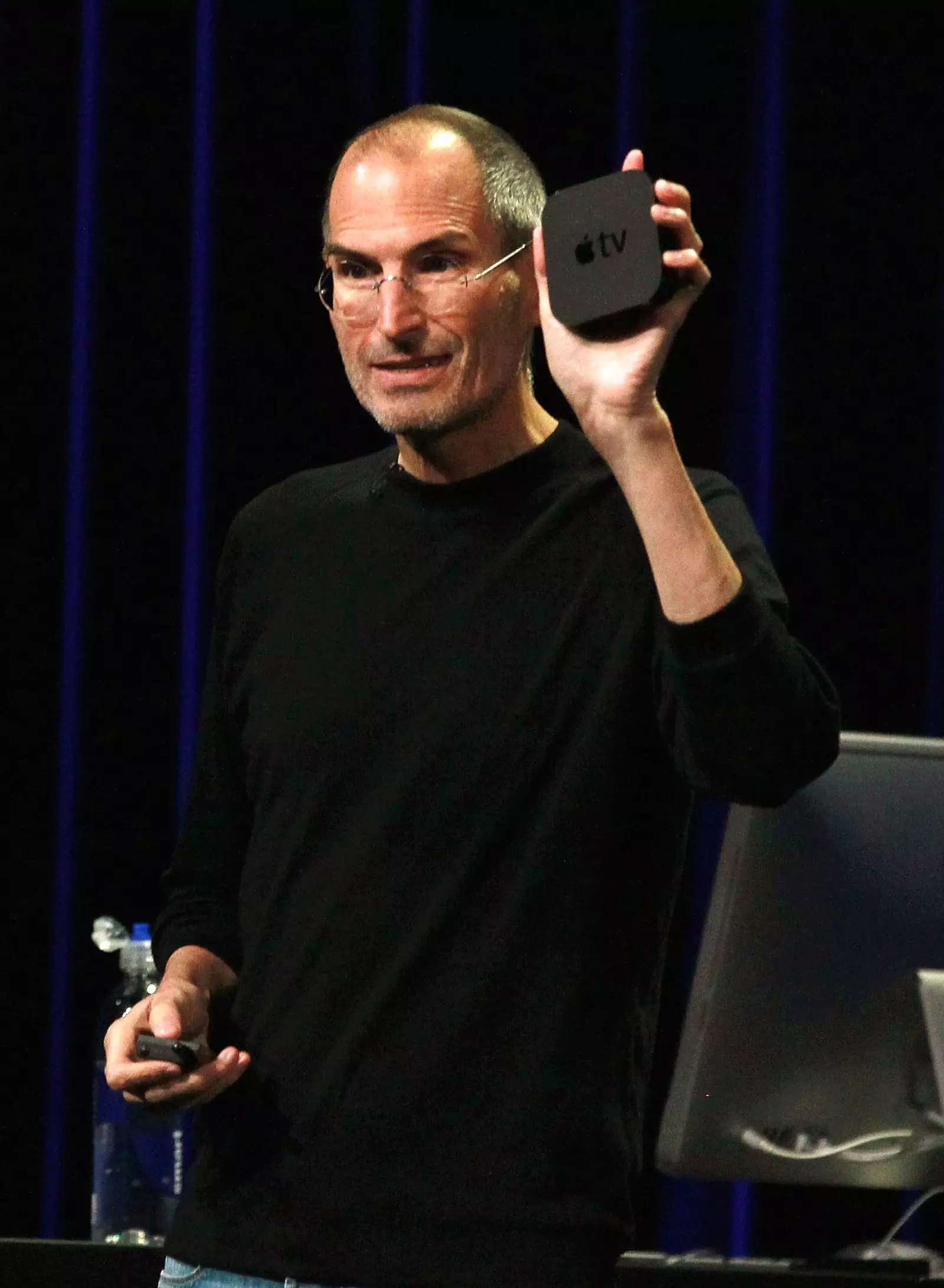 Steve Jobs កាន់ Apple TV ក្នុងអំឡុងពេលសុន្ទរកថាចុងក្រោយរបស់គាត់នៅក្នុងខែកញ្ញា 2010 ។