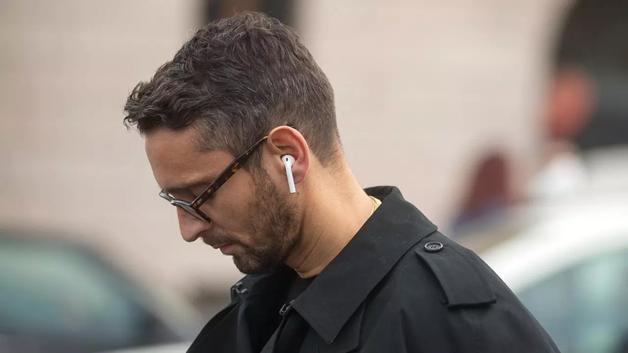 Ni provis la novajn AirPods kaj trovis ĉi tiujn kvin avantaĝojn, kiujn Apple kaŝis en ili