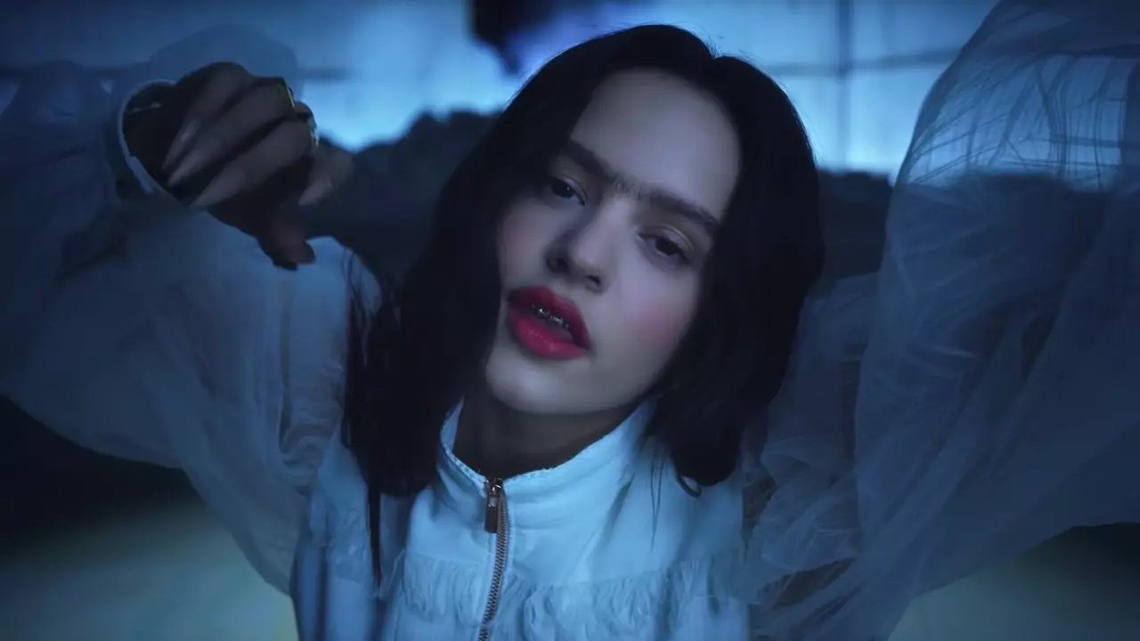 Rosalía does not wear AirPods in the video of 'A Palé', but a more special model of Apple headphones