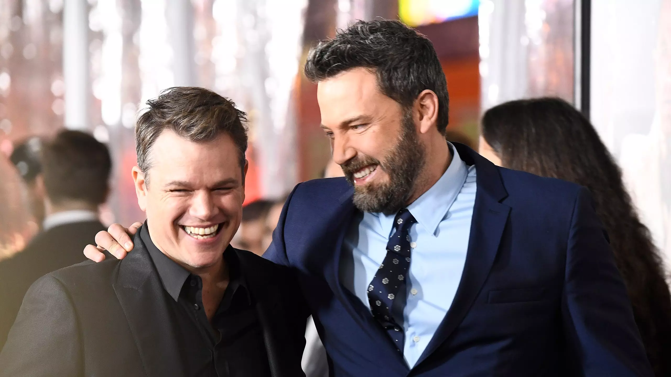 HOLLYWOOD CA JANUAR 09 D'Schauspiller Matt Damon a Ben Affleck bei der Première vum Warner Bros. Pictures 'Live By Night...