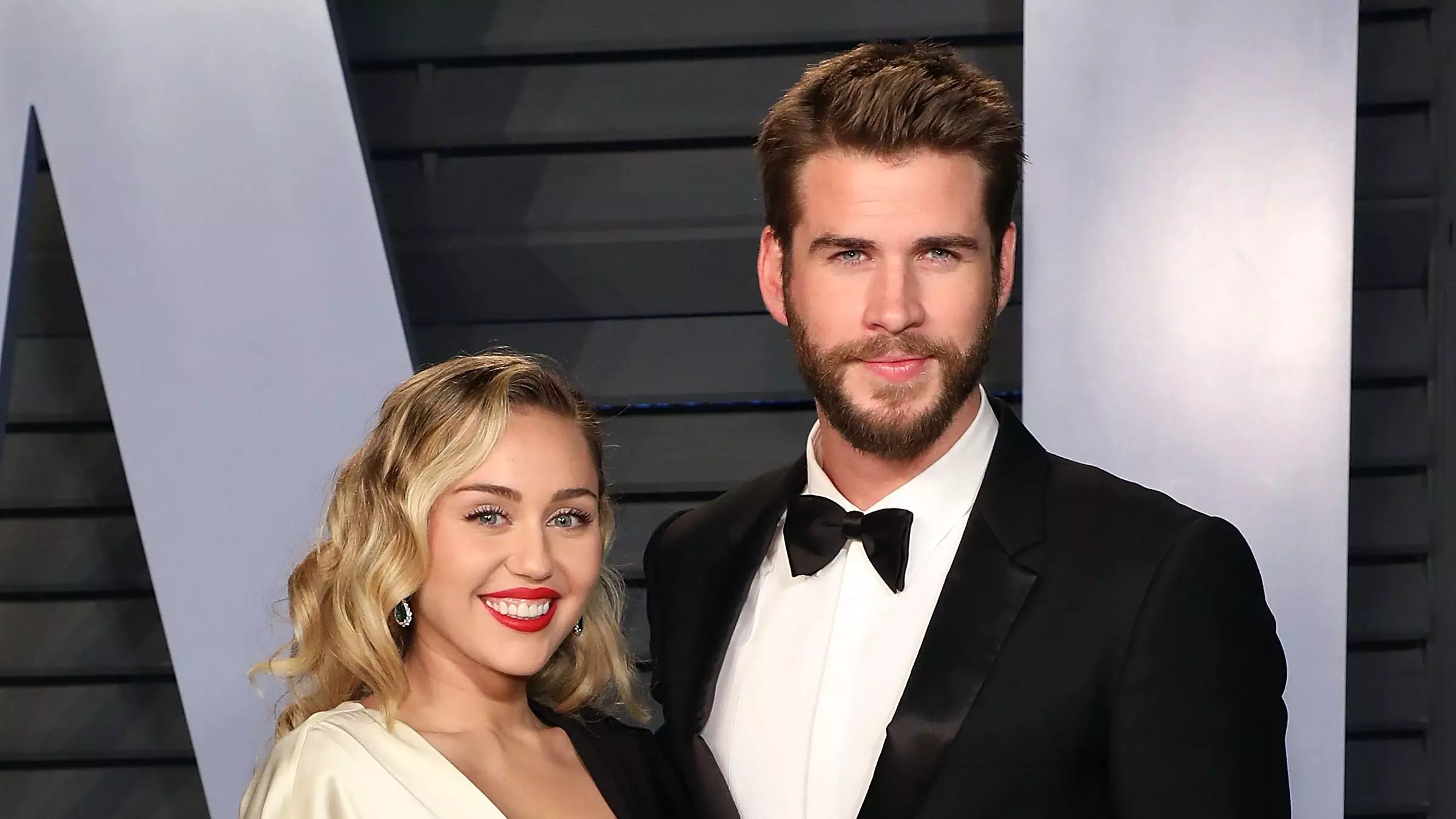 BEVERLY HILLS CA MARZO 04 Miley Cyrus e Liam Hemsworth partecipano al Vanity Fair Oscar Party 2018 ospitato da Radhika...