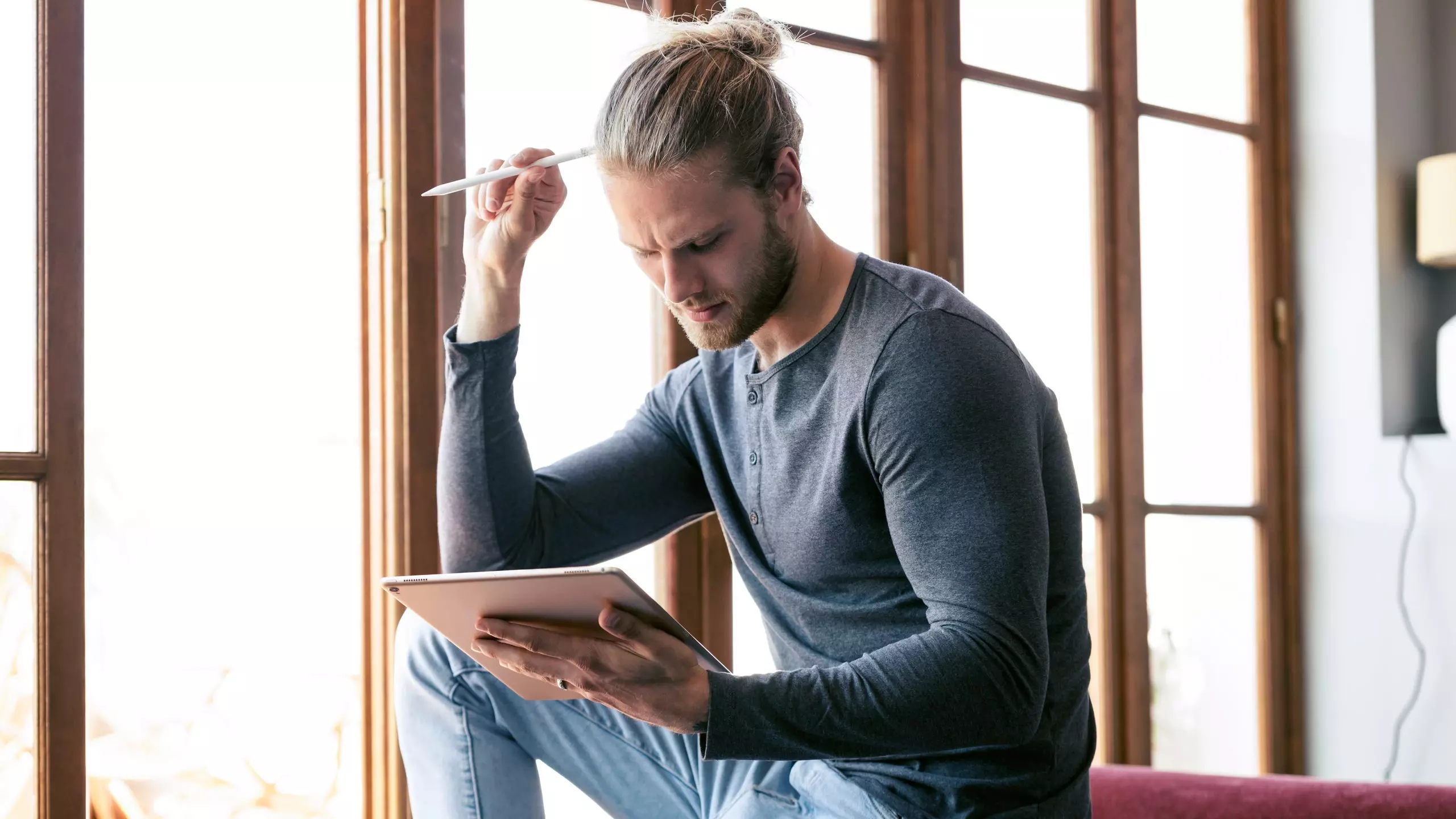 Fear óg sa bhaile ag baint úsáide as tablet digiteach