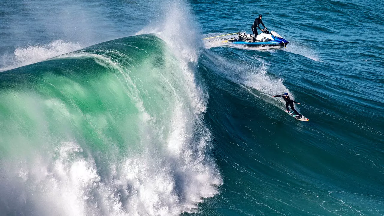 Resort ieu mangrupikeun tujuan idéal pikeun surfing (sareng, ku jalan kitu, nyandak kulawarga anjeun)