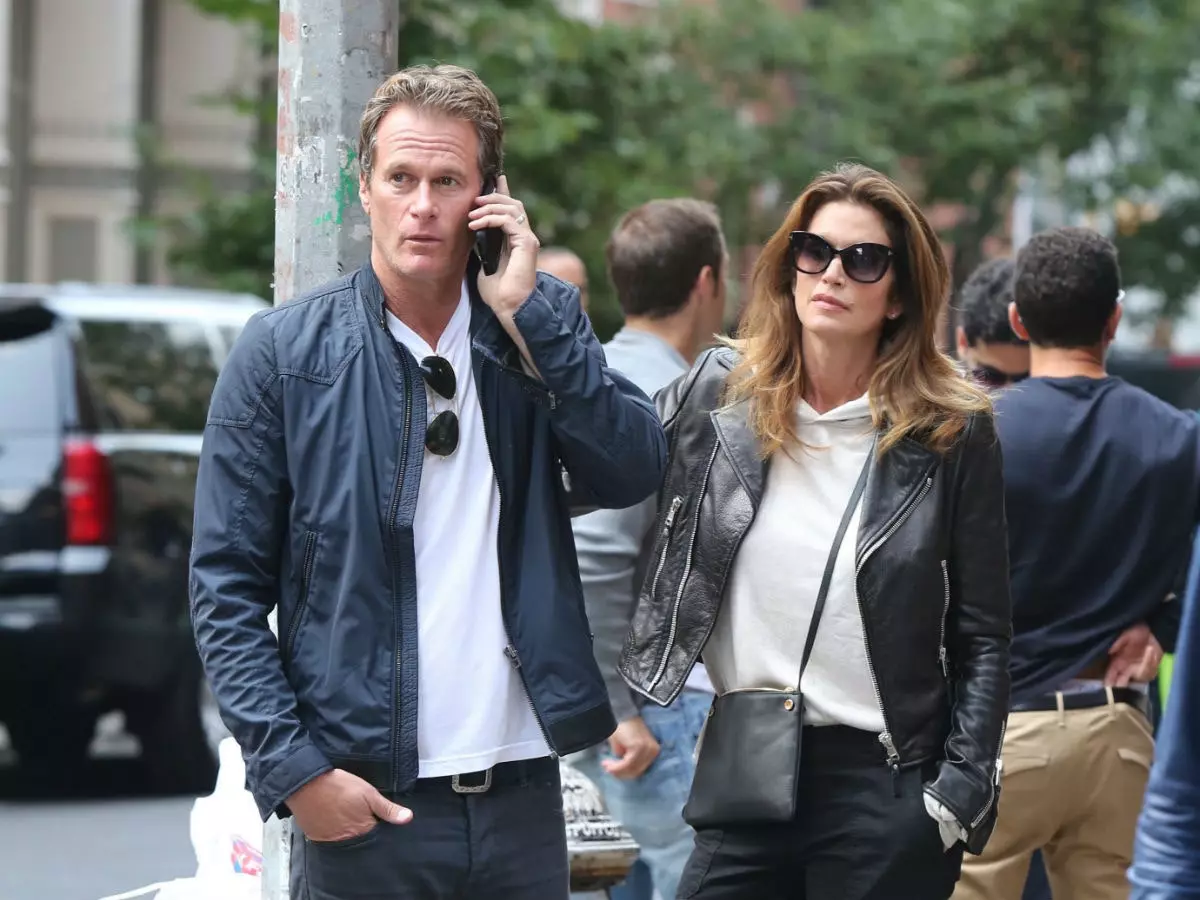 Rande Gerber və Cindy Crawford da gözləyirlər.