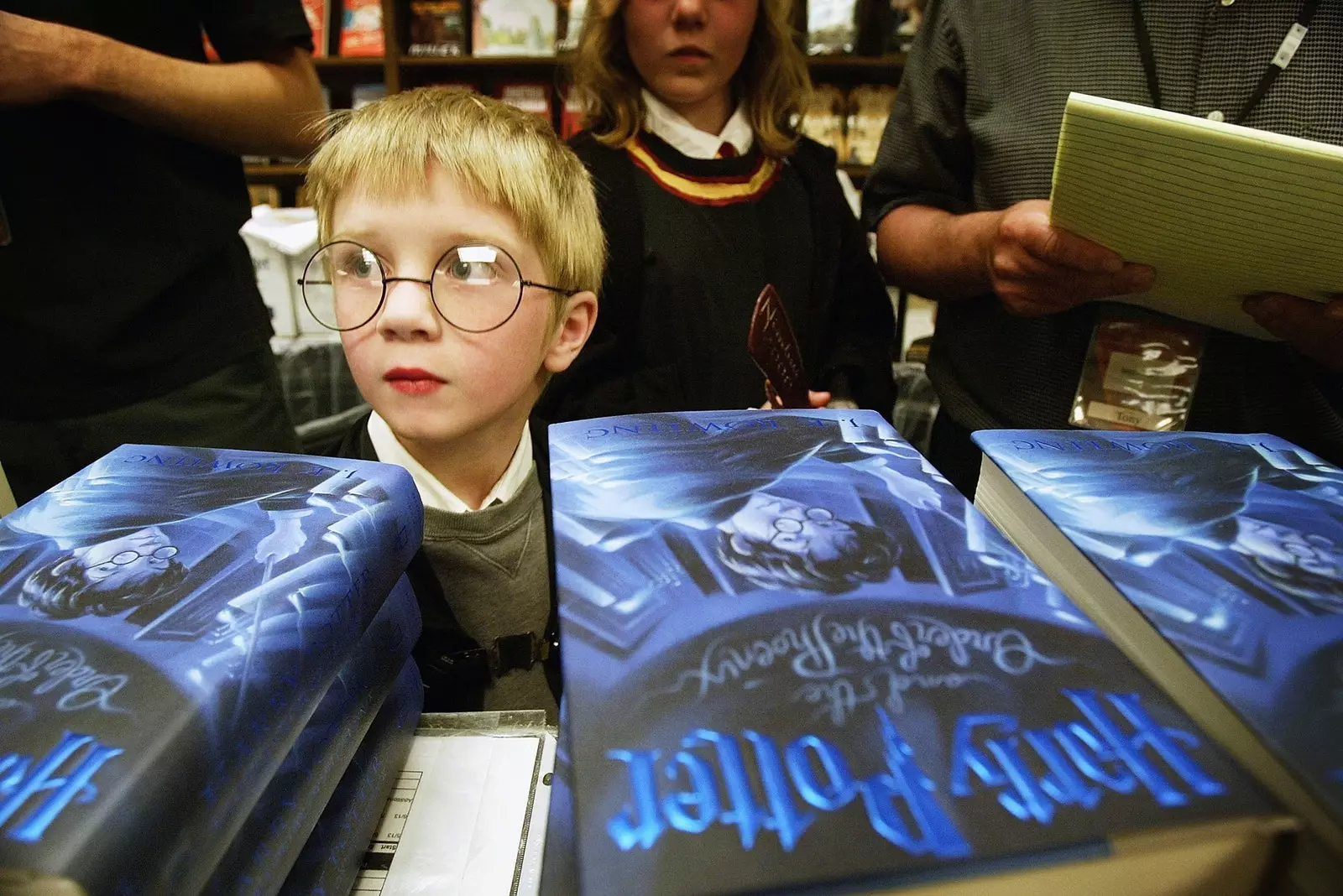 Budak lalaki anu mirip pisan sareng Harry Potter badé maca 'Harry Potter'.