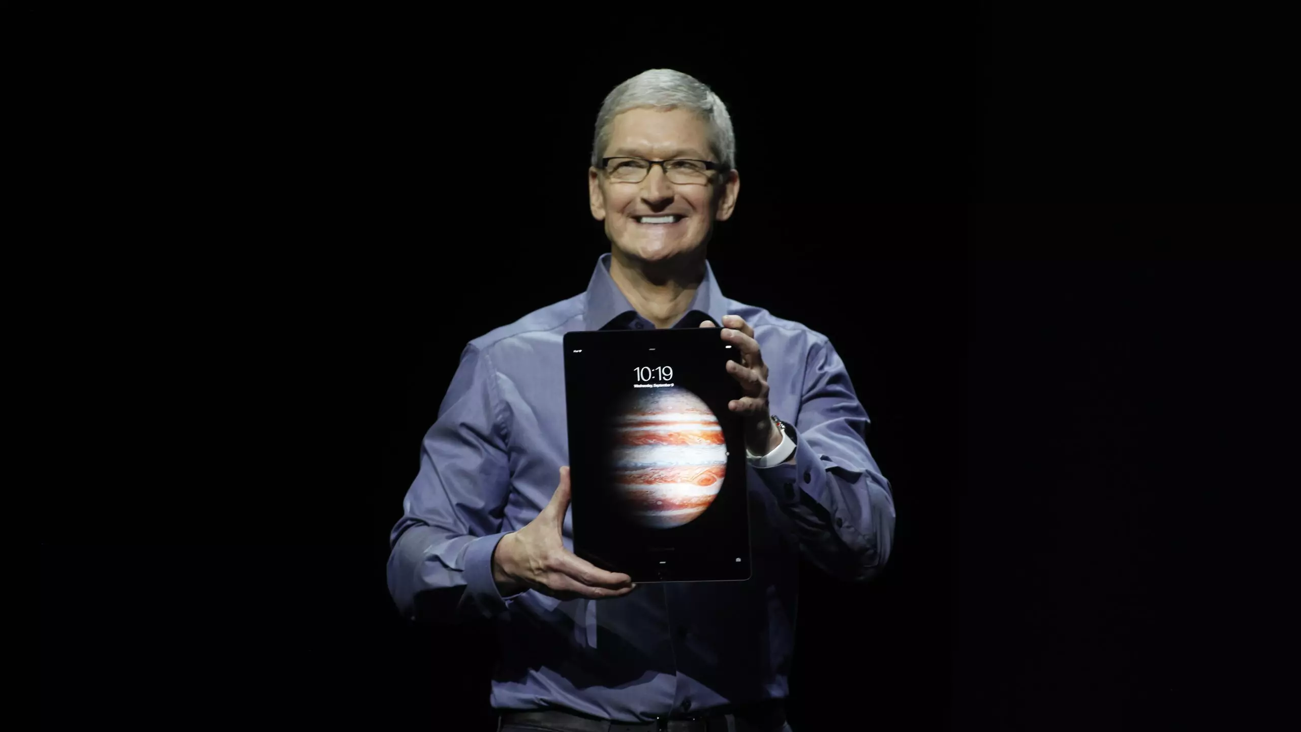 Tim Cook ຂອງ Apple ນຳສະເໜີ iPad Pro ໃໝ່ໃນລະຫວ່າງງານສື່ມວນຊົນຢູ່ທີ່ຫໍປະຊຸມ Bill Graham Civic ຕອນເຊົ້າວັນພຸດ...