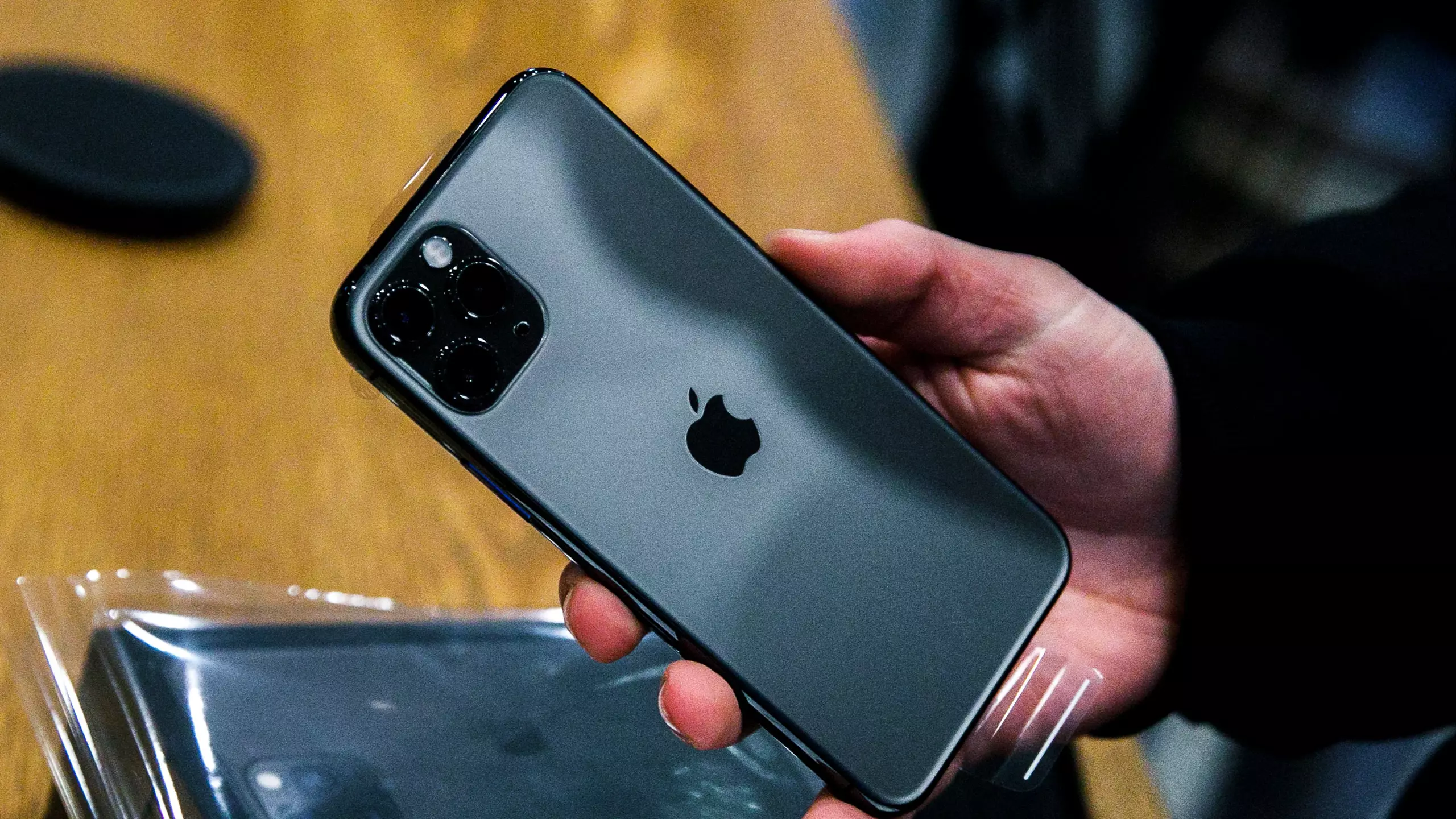 BERLIN GERMANY SEPTEMBER 20 Isang batang babae ang may hawak ng bagong Apple iPhone 11 sa unang araw ng pagbebenta ng telepono sa...