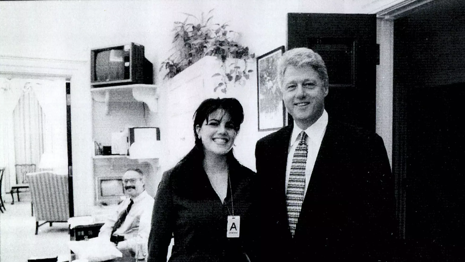 Fotografija koja prikazuje bivšu pripravnicu u Bijeloj kući Monicu Lewinsky kako se sastaje s predsjednikom Billom Clintonom na svečanosti u Bijeloj kući...