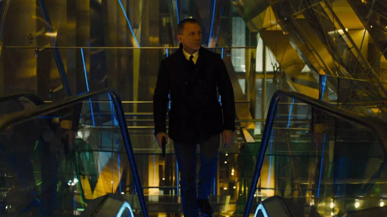 Daniel Craig w płaszczu Billy'ego Reida w „Skyfall”.