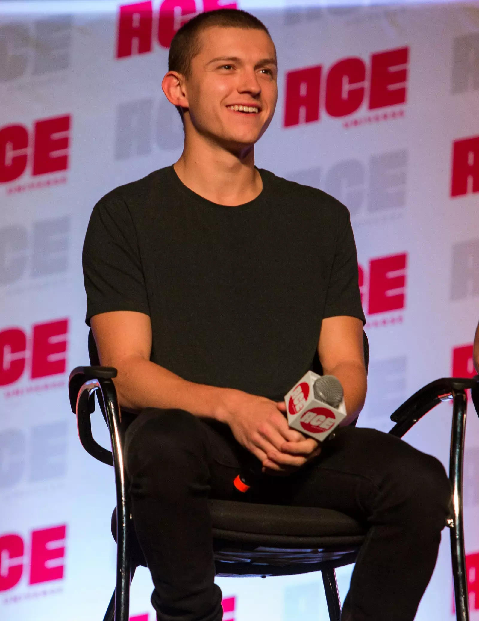 tomhollandshavedhair