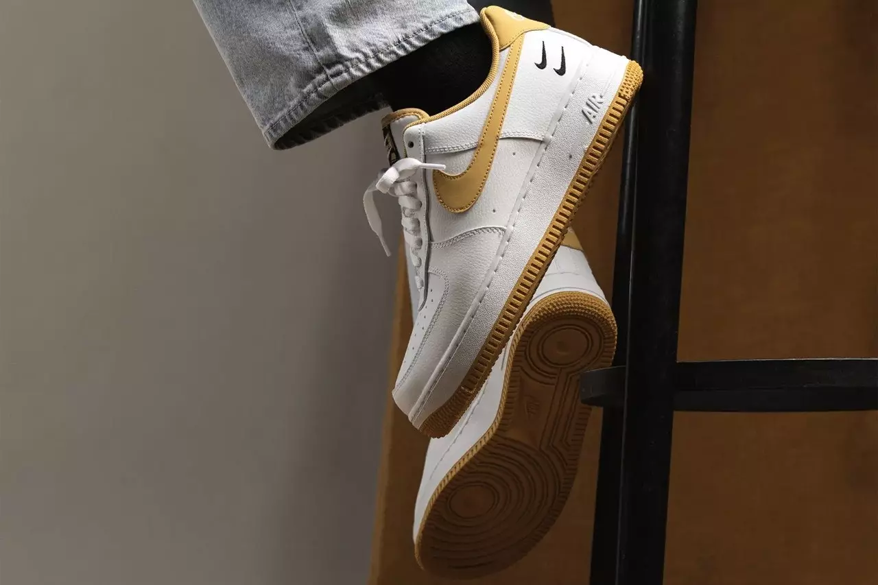 Nike Air Force 1 su dviem logotipais yra kolekciniai batai už mažiau nei 100 eurų