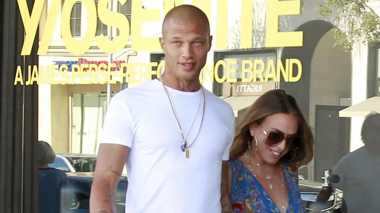 Gitudloan Ka ni Jeremy Meeks Kon Unsaon Pagtan-aw nga Mas Taas sa Husto nga Gitas-on sa T-Shirt