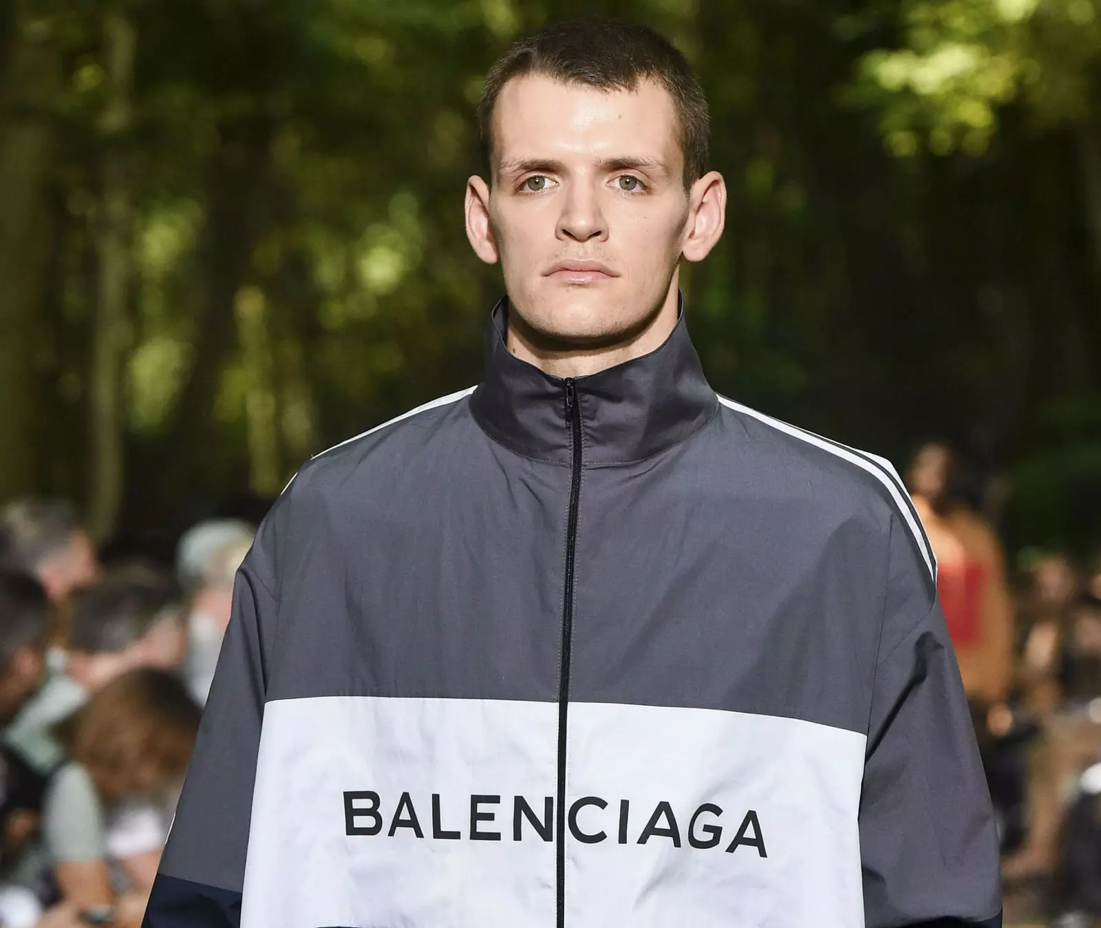 Balenciaga hat har logo oanpast oan it ynternettiidrek